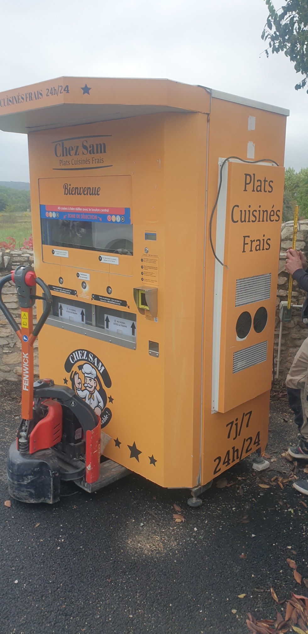 HERAULT : Livraison et Installation d'un distributeur automatique de ...