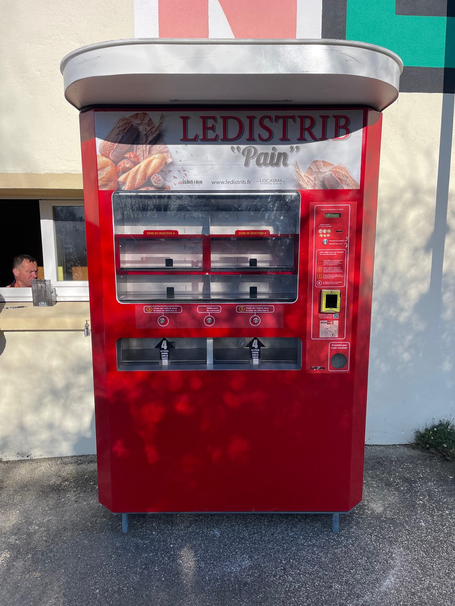 Livraison d'un distributeur automatique de pain à Cerzeau dans le ...